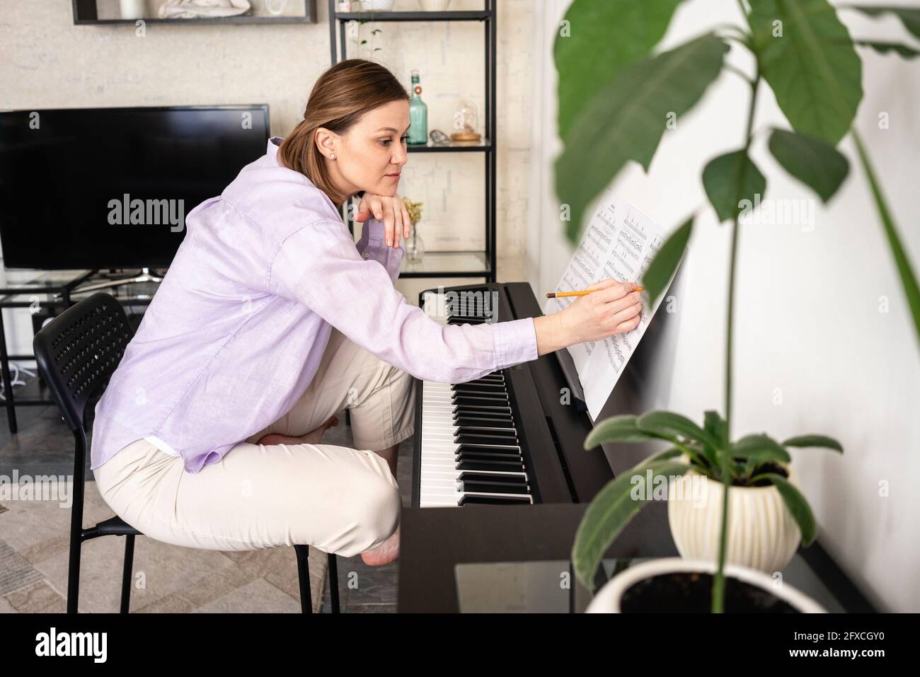 Adult learning hi-res stock photography and images - Alamy