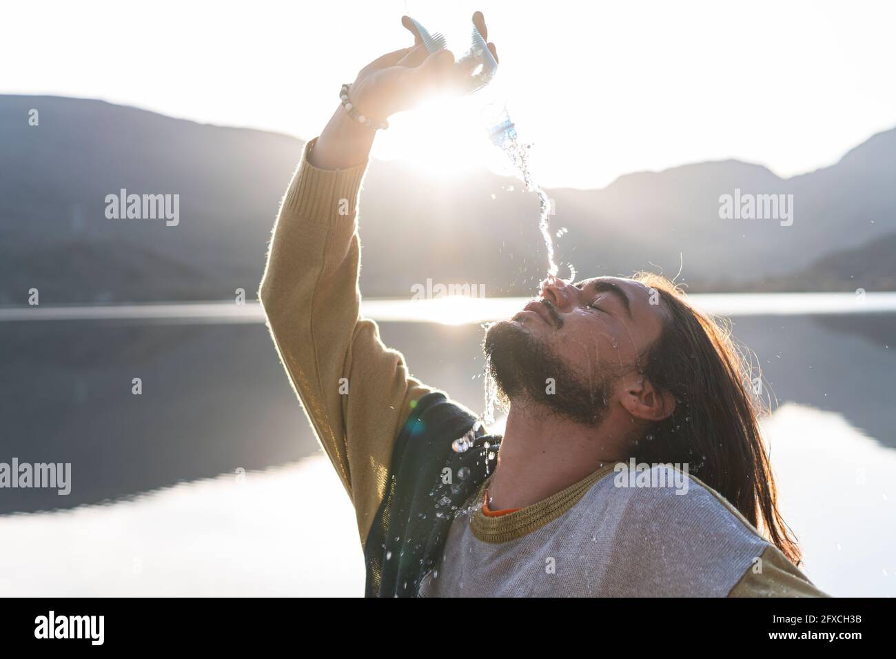 Man pouring water over face hi-res stock photography and images - Alamy