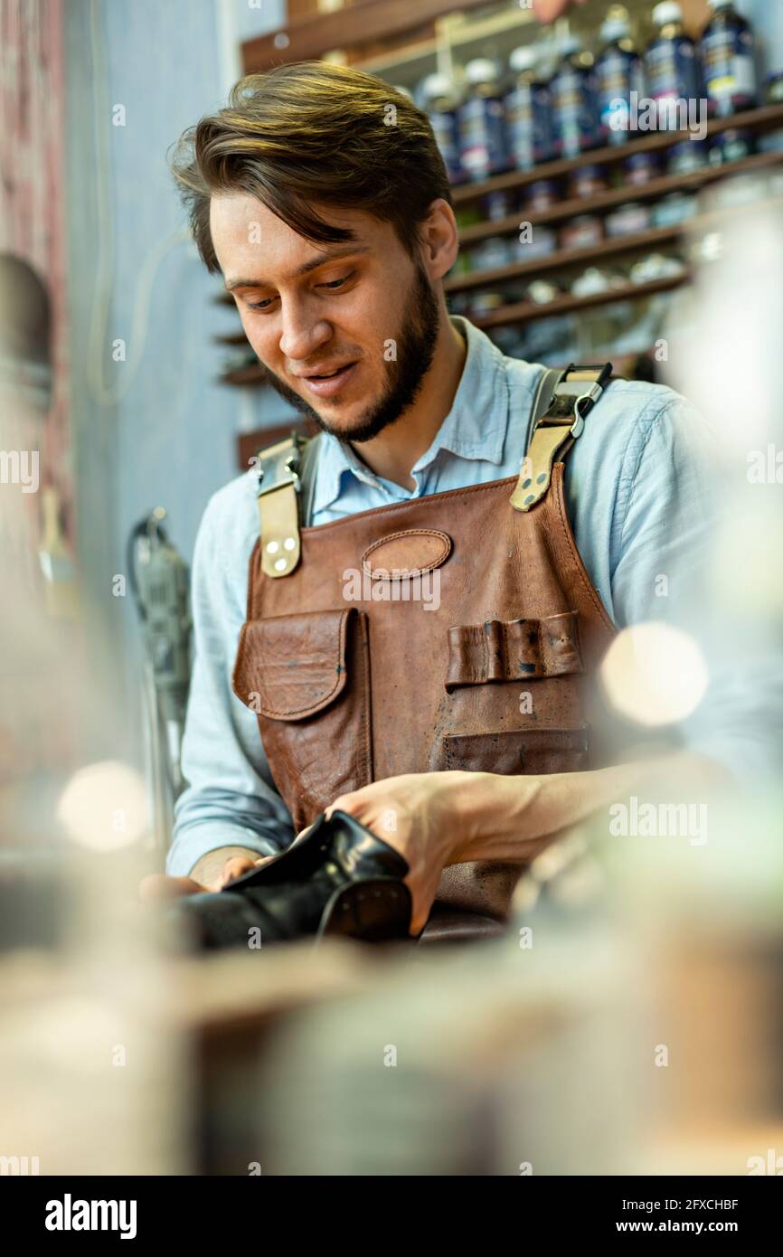 Shoe repairing hi-res stock photography and images - Alamy