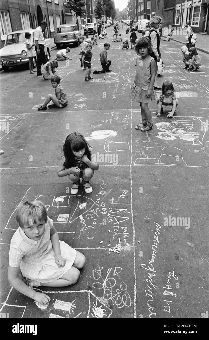 Children drawing in the street, Polanenstraat, July 6, 1970, children ...