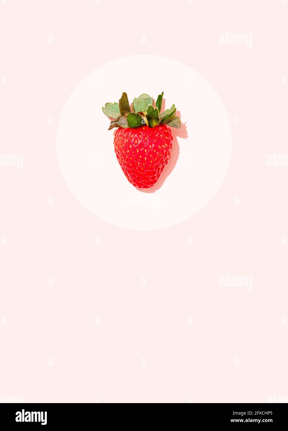 Single fresh strawberry hi-res stock photography and images - Alamy