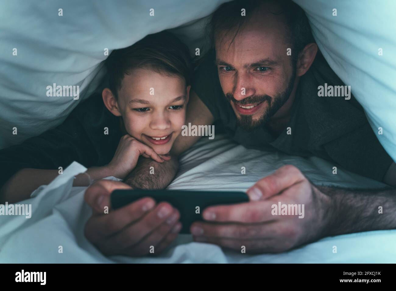 Father son looking phone hi-res stock photography and images - Alamy