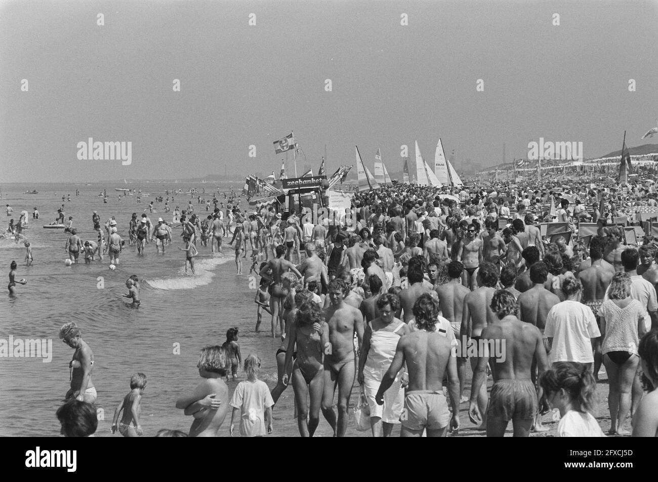Crowded beach in Zandvoort due to warm weather, 5 July 1987, beaches ...