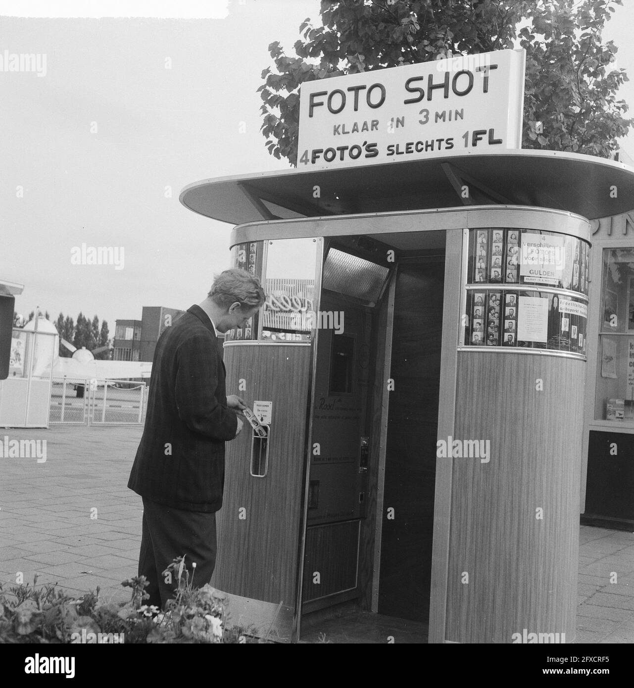 Passport photo machine hi-res stock photography and images - Alamy