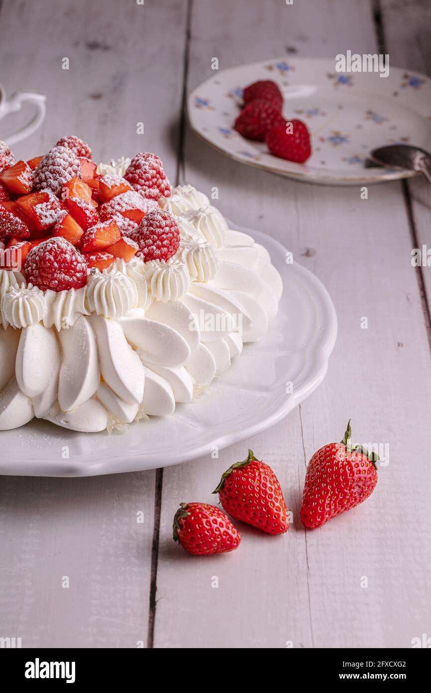 Fruit pavlova hi-res stock photography and images - Alamy