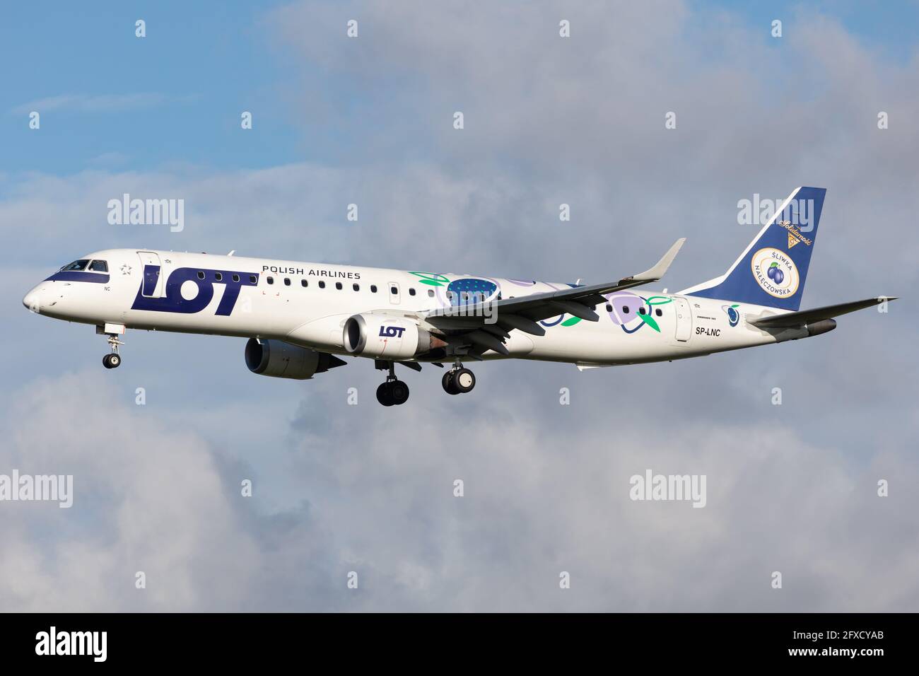 Embraer e195lr hi-res stock photography and images - Alamy