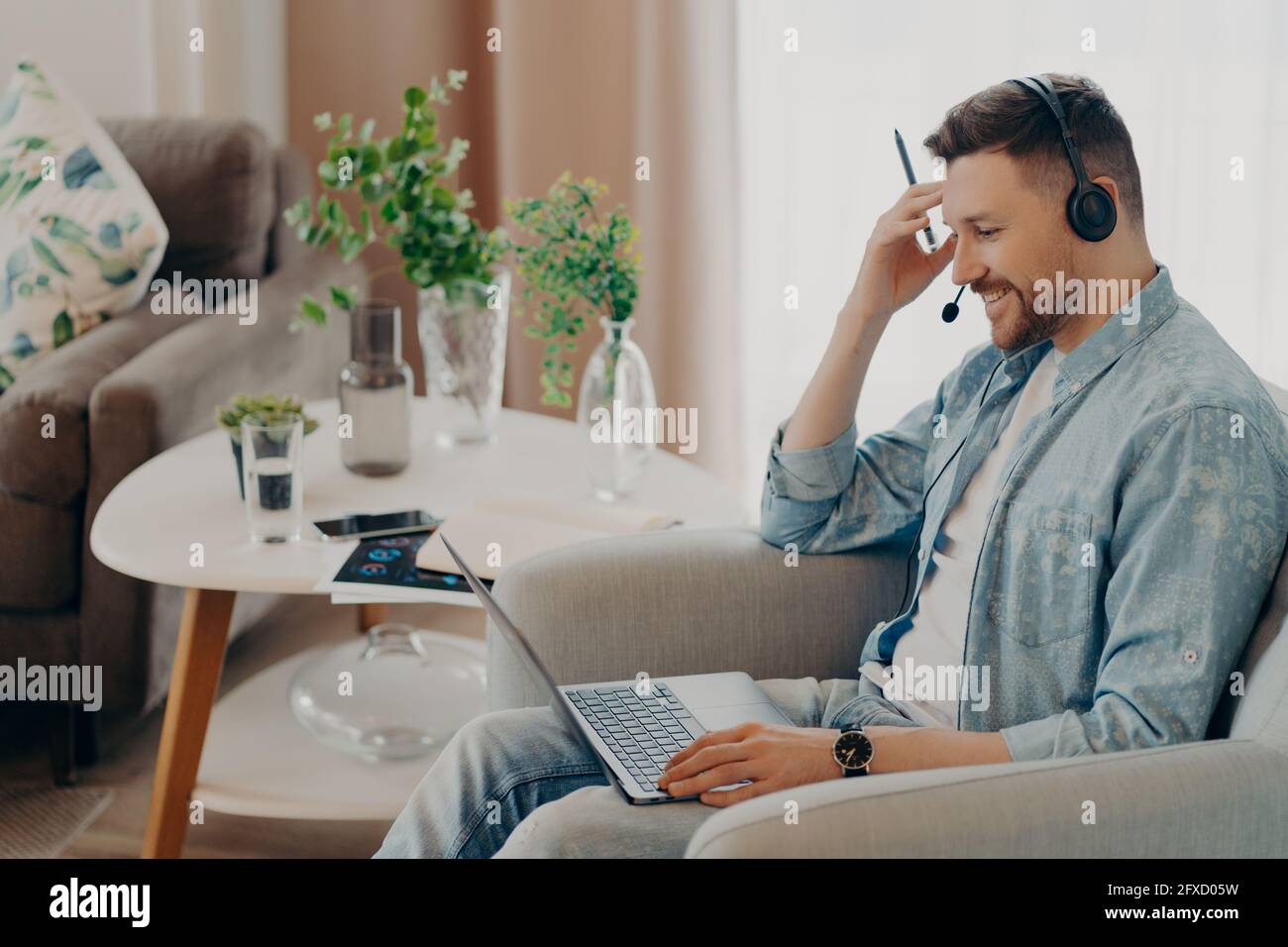 Man staring laptop screen hi-res stock photography and images - Alamy