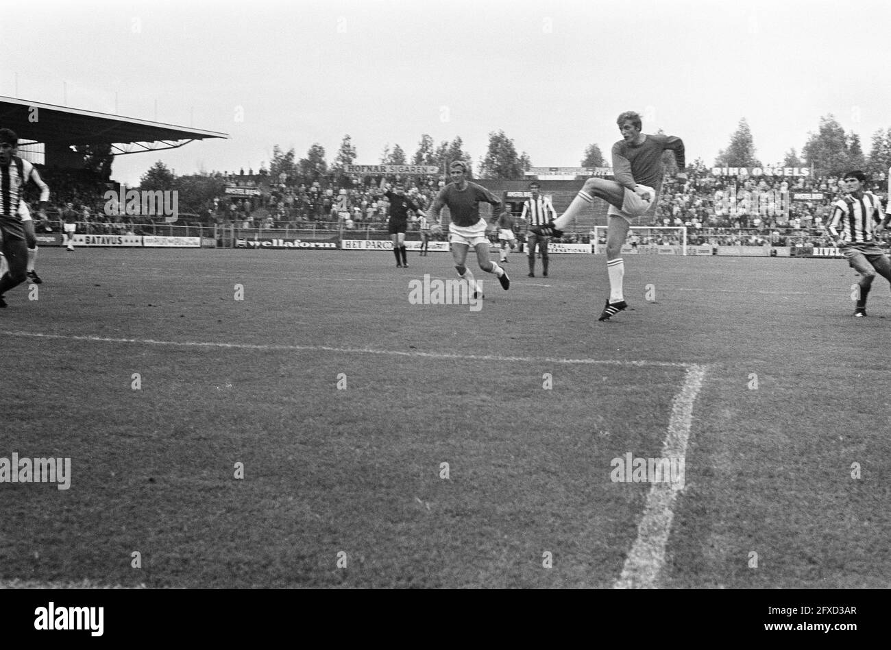 Piet Keizer in action, left Klaas Nuninga, August 14, 1968, soccer, The ...