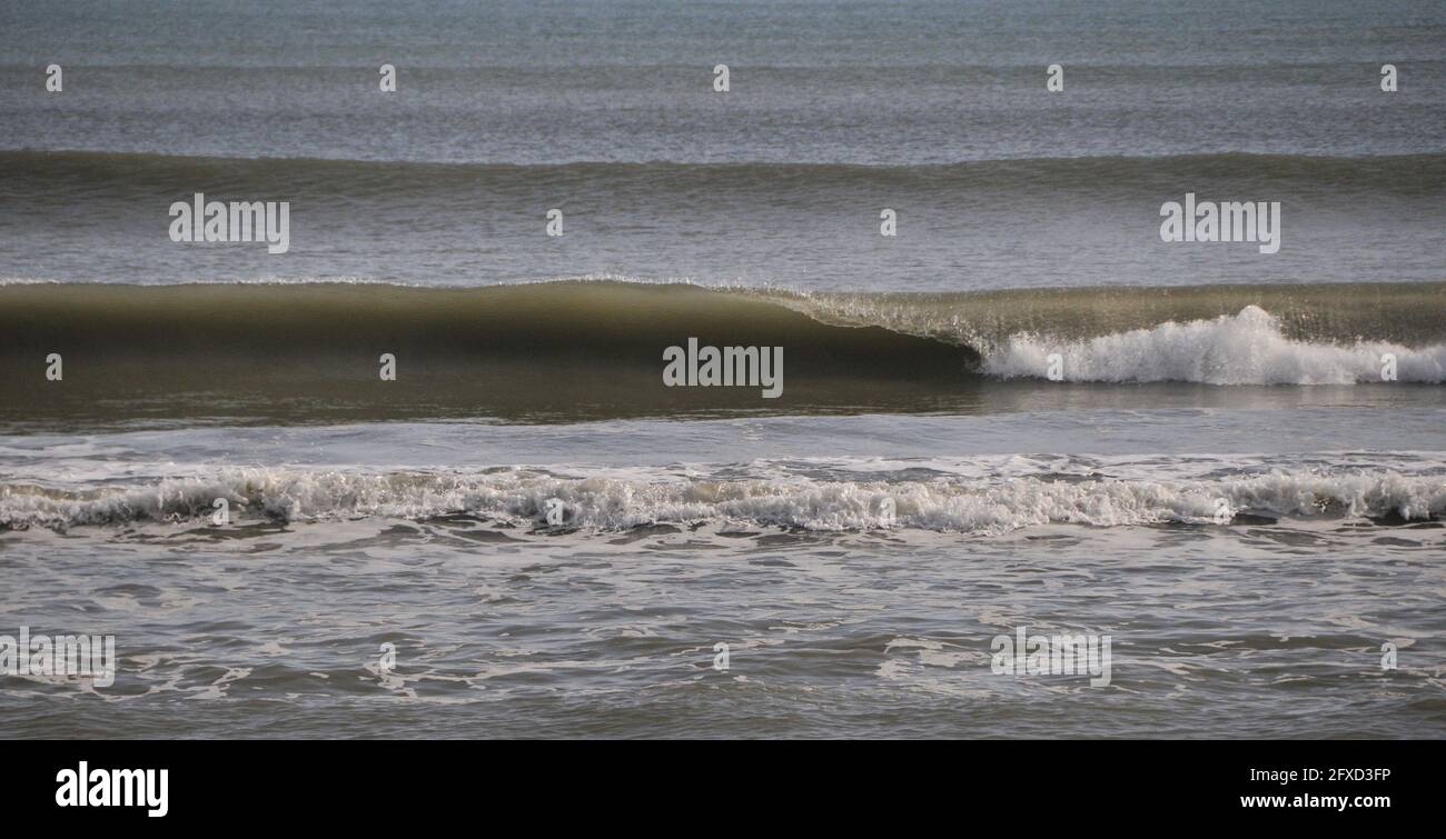 Small Breaking Waves High Resolution Stock Photography and Images - Alamy