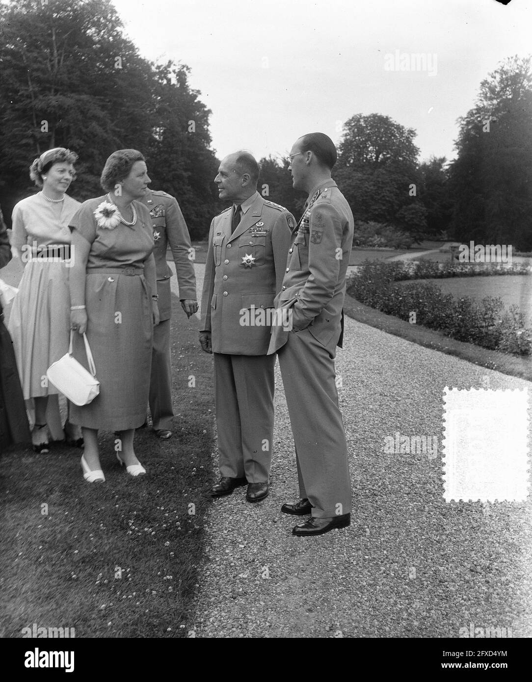 Farewell visit of General Ridgway and wife at Soestdijk, June 25, 1953 ...