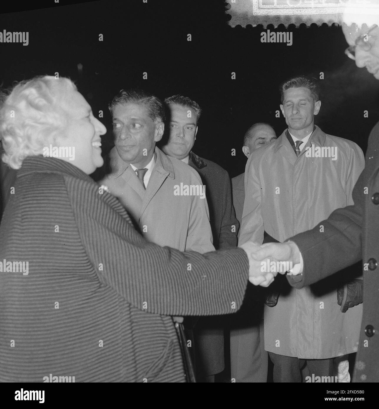 Politicians shaking hands 1945 hi-res stock photography and images - Alamy