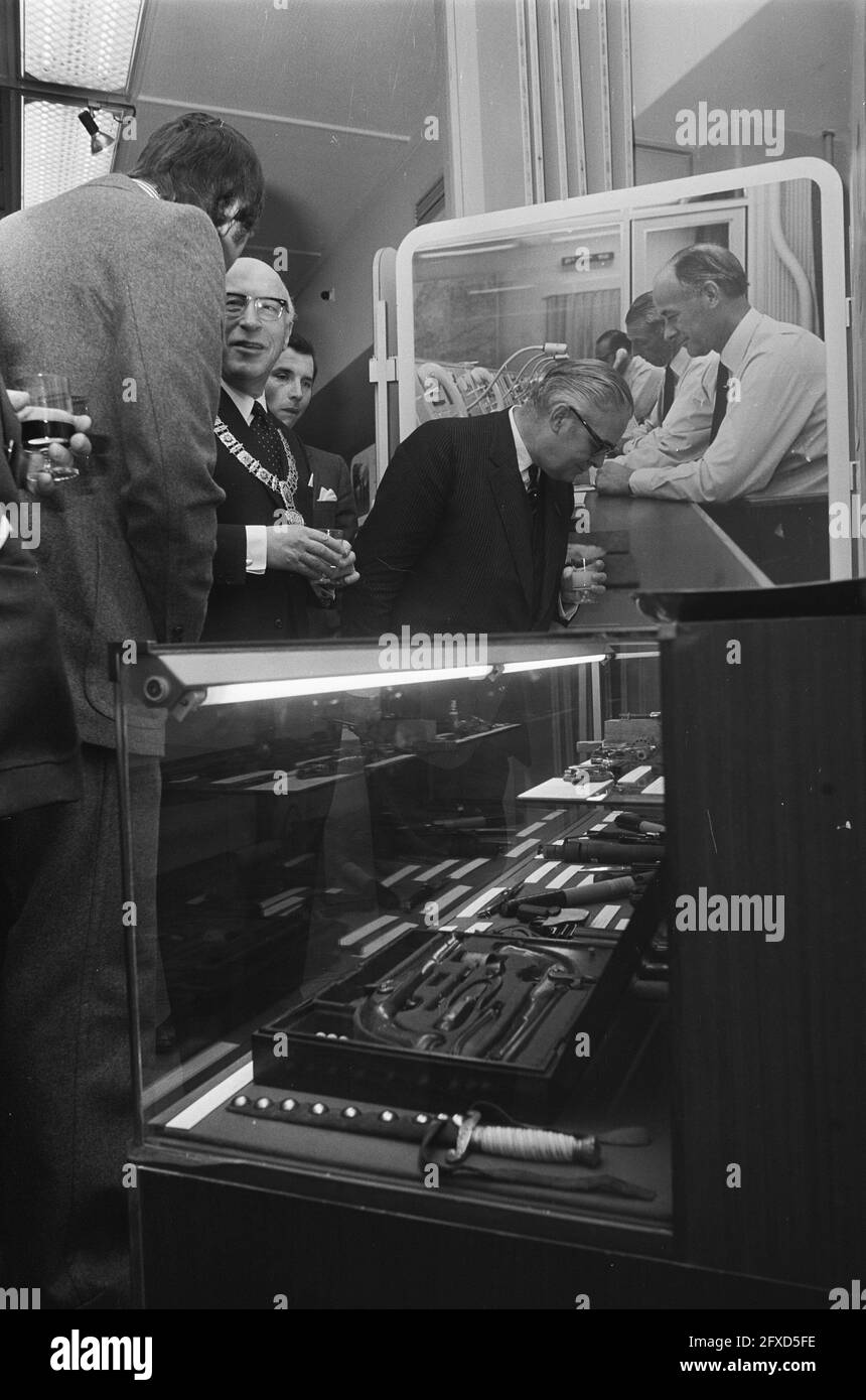 Police exhibition At a corps, Minister Geertsema and Mayor Samkalden at ...