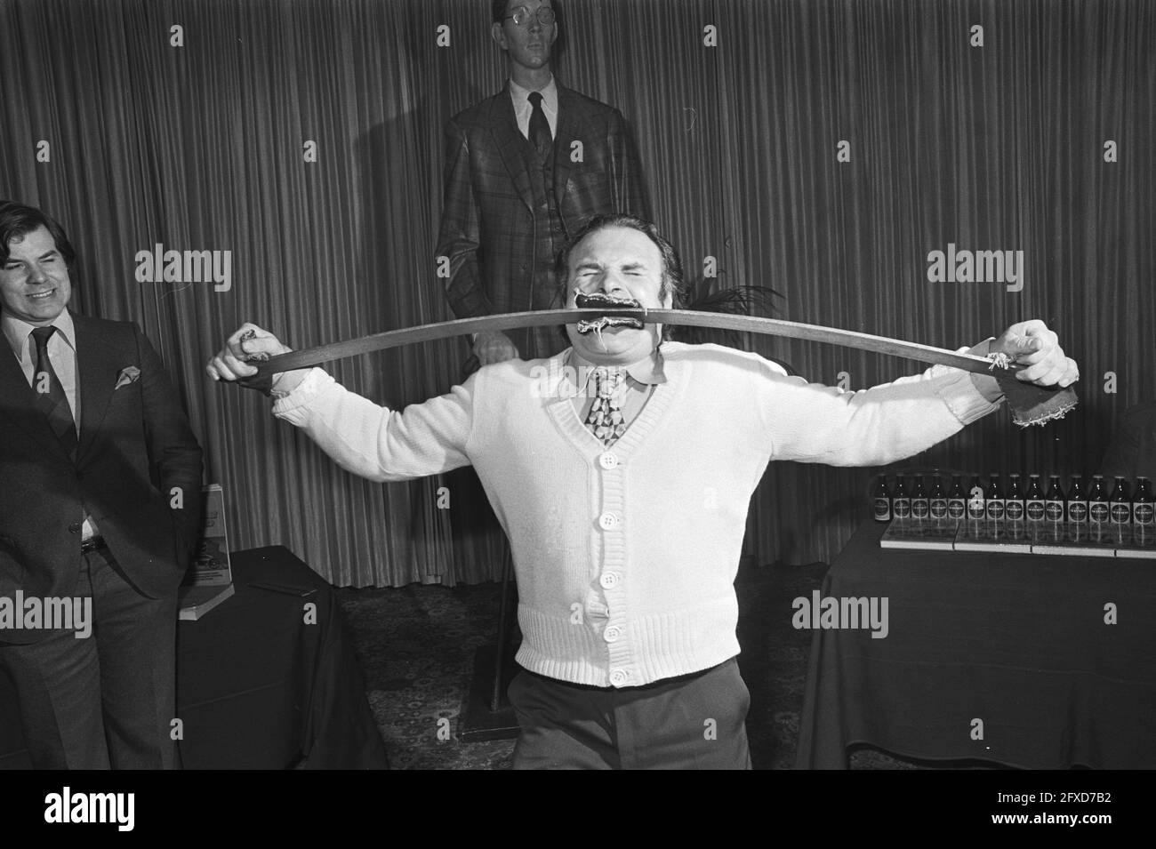 World strongest man 1977 hi-res stock photography and images - Alamy