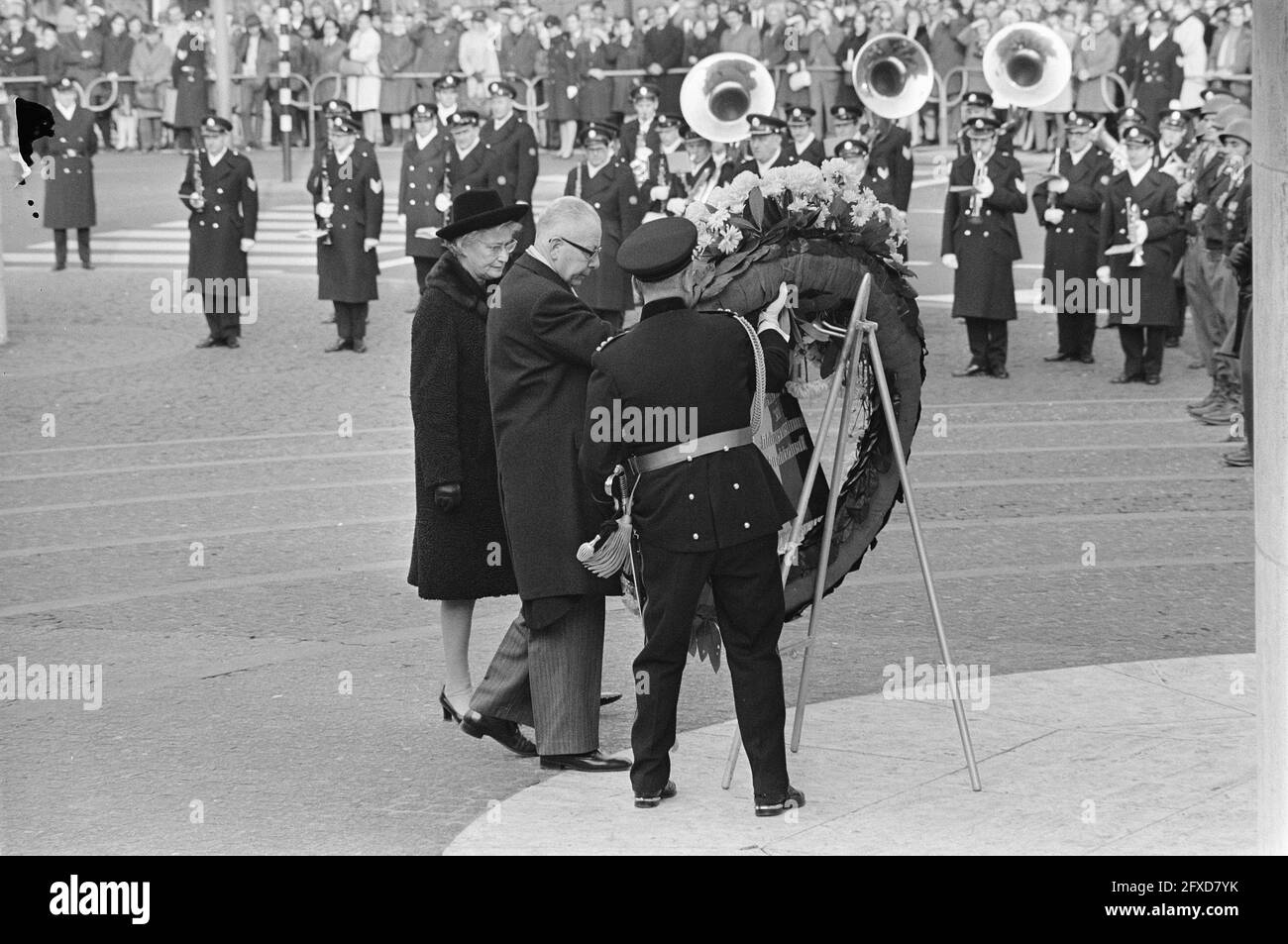 President Heinemann lays wreath at Monument on Dam Square Amsterdam ...
