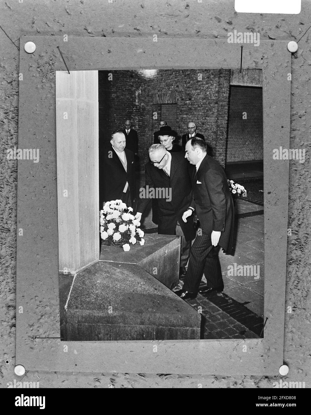 President Heinemann lays wreath at monument Hollandse Schouwburg ...