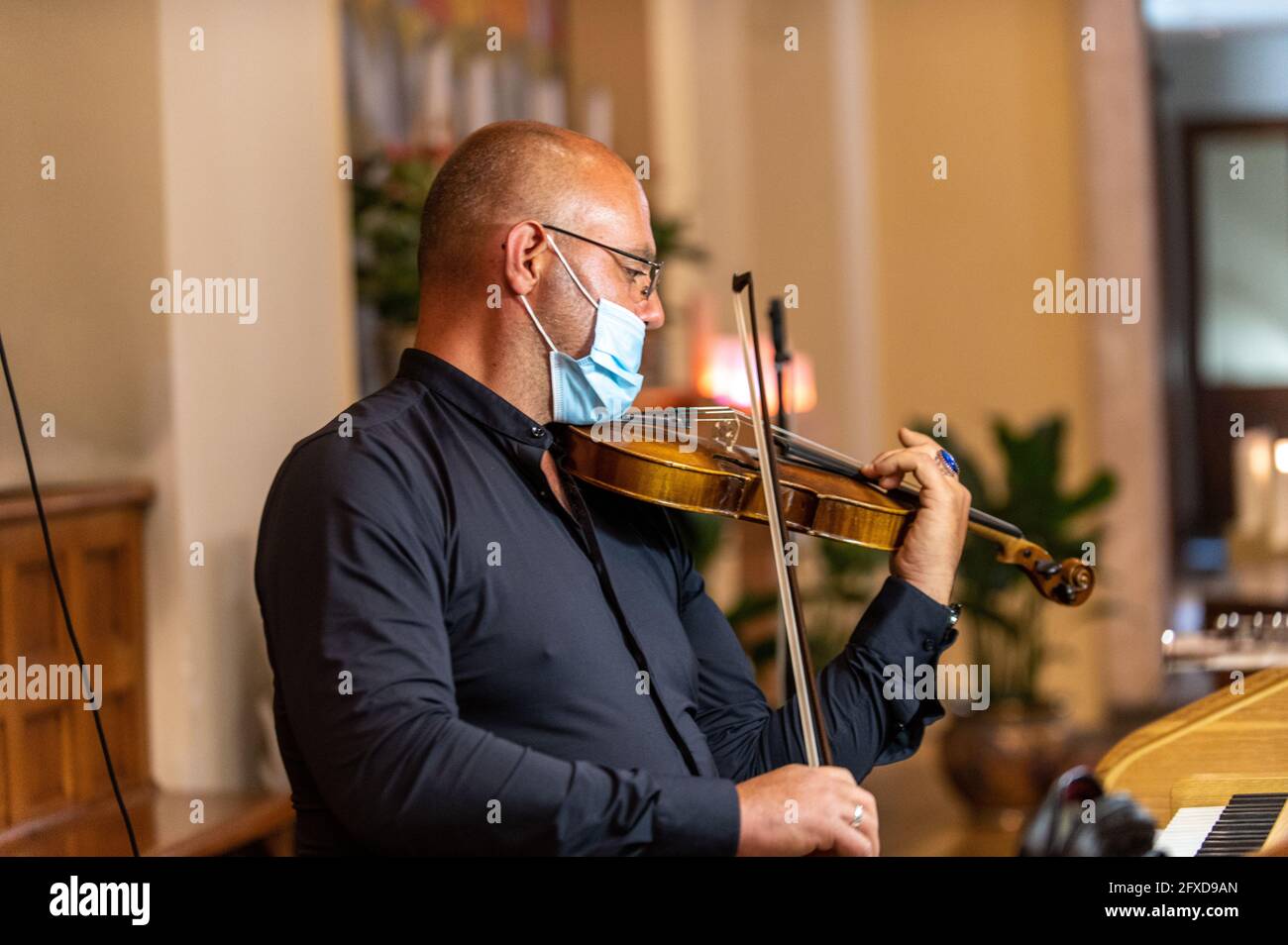 Classic violinist hi-res stock photography and images - Alamy
