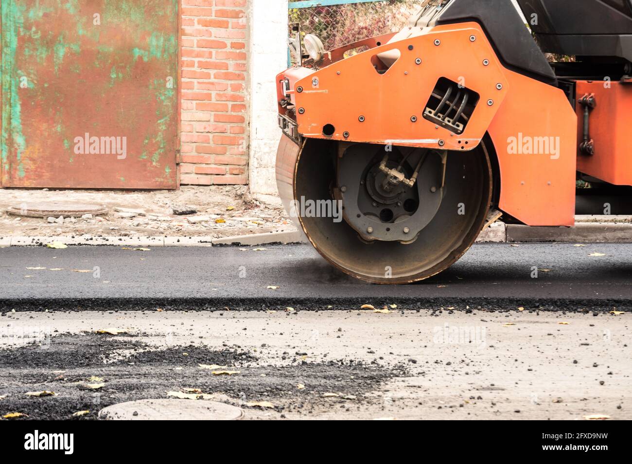 Laying of asphalt. Road roller tamping asphalt Stock Photo - Alamy