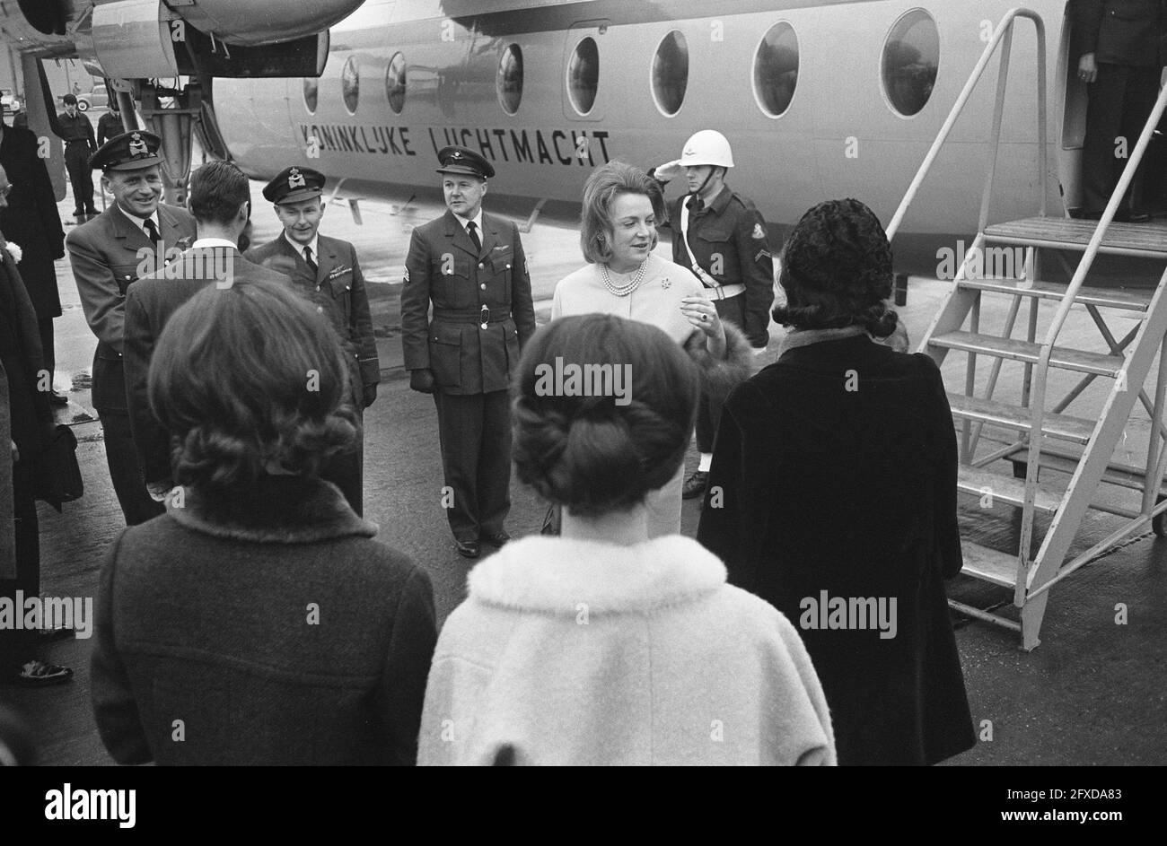 Prince Don Carlos with family to Paris departed from Ypenburg airport ...