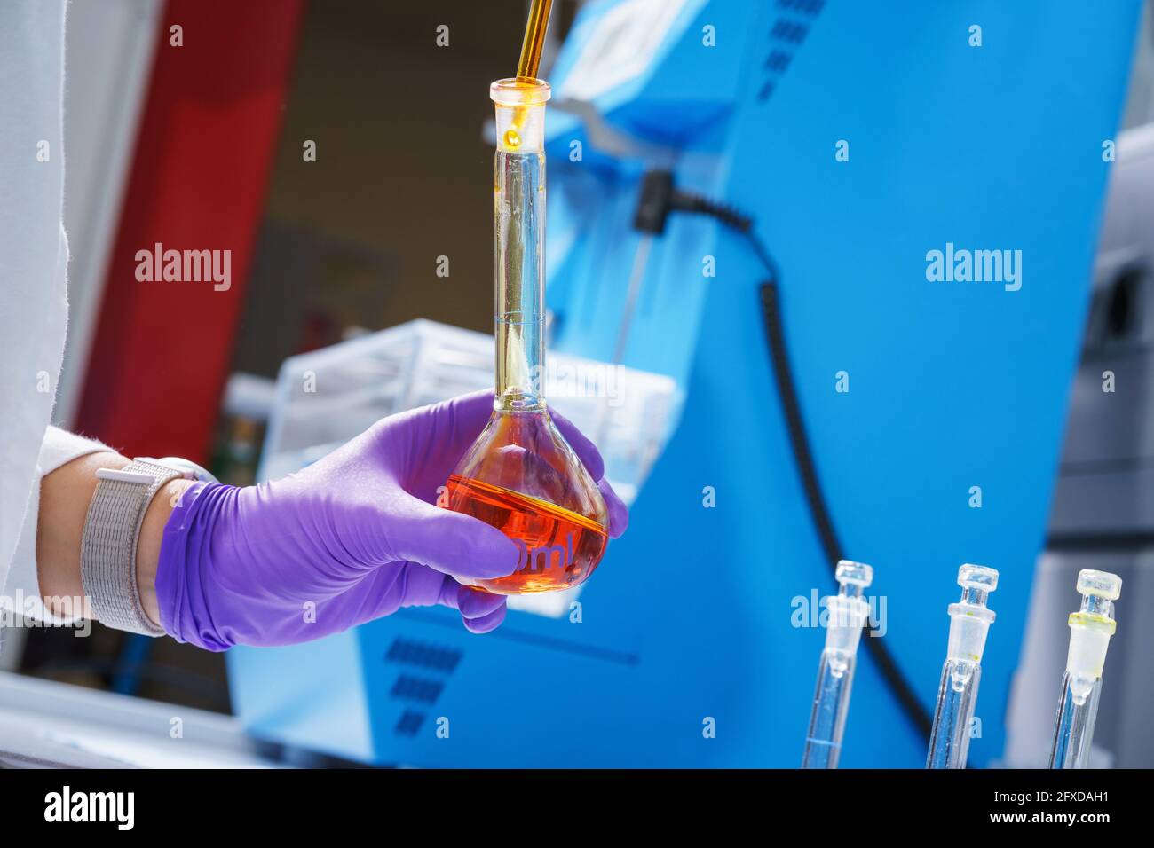 Hands pipette research test tube hi-res stock photography and images ...