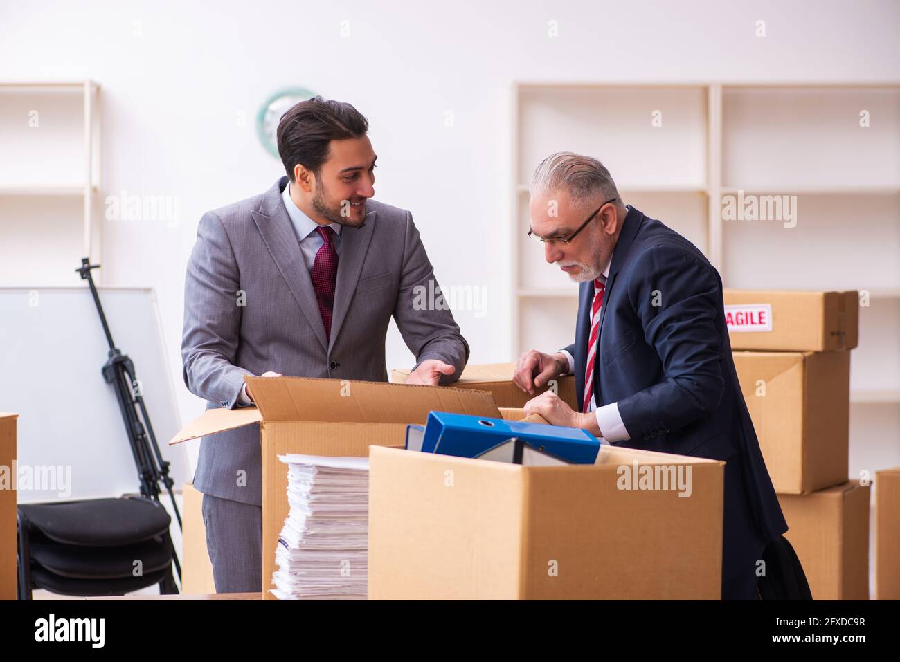Two employees in relocation concept Stock Photo - Alamy