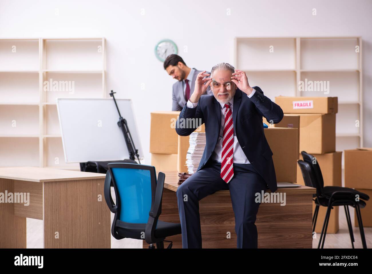 Two employees in relocation concept Stock Photo - Alamy