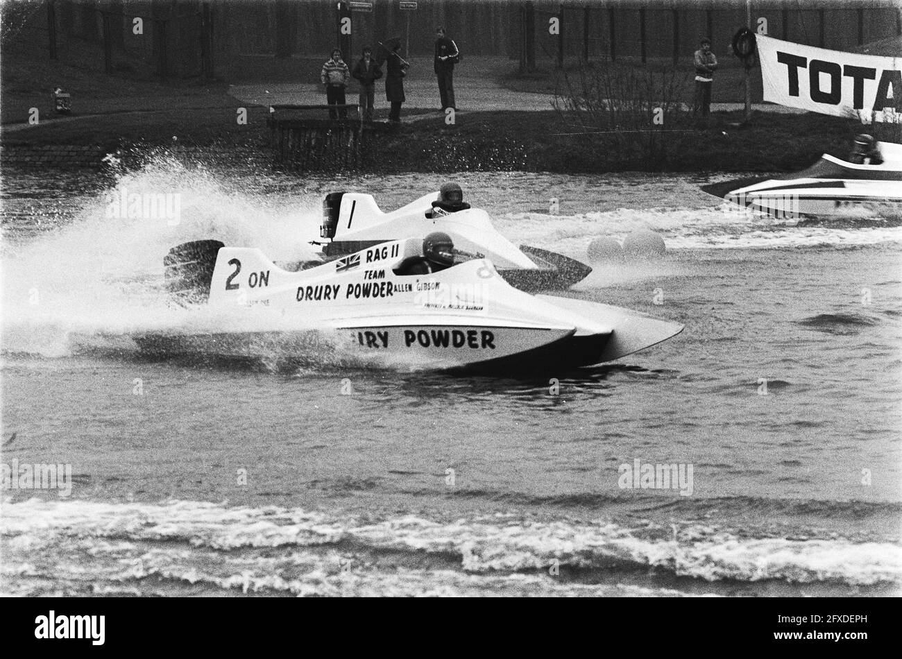 Speedboat races European championships ON class on Bosbaan; Cees van de ...