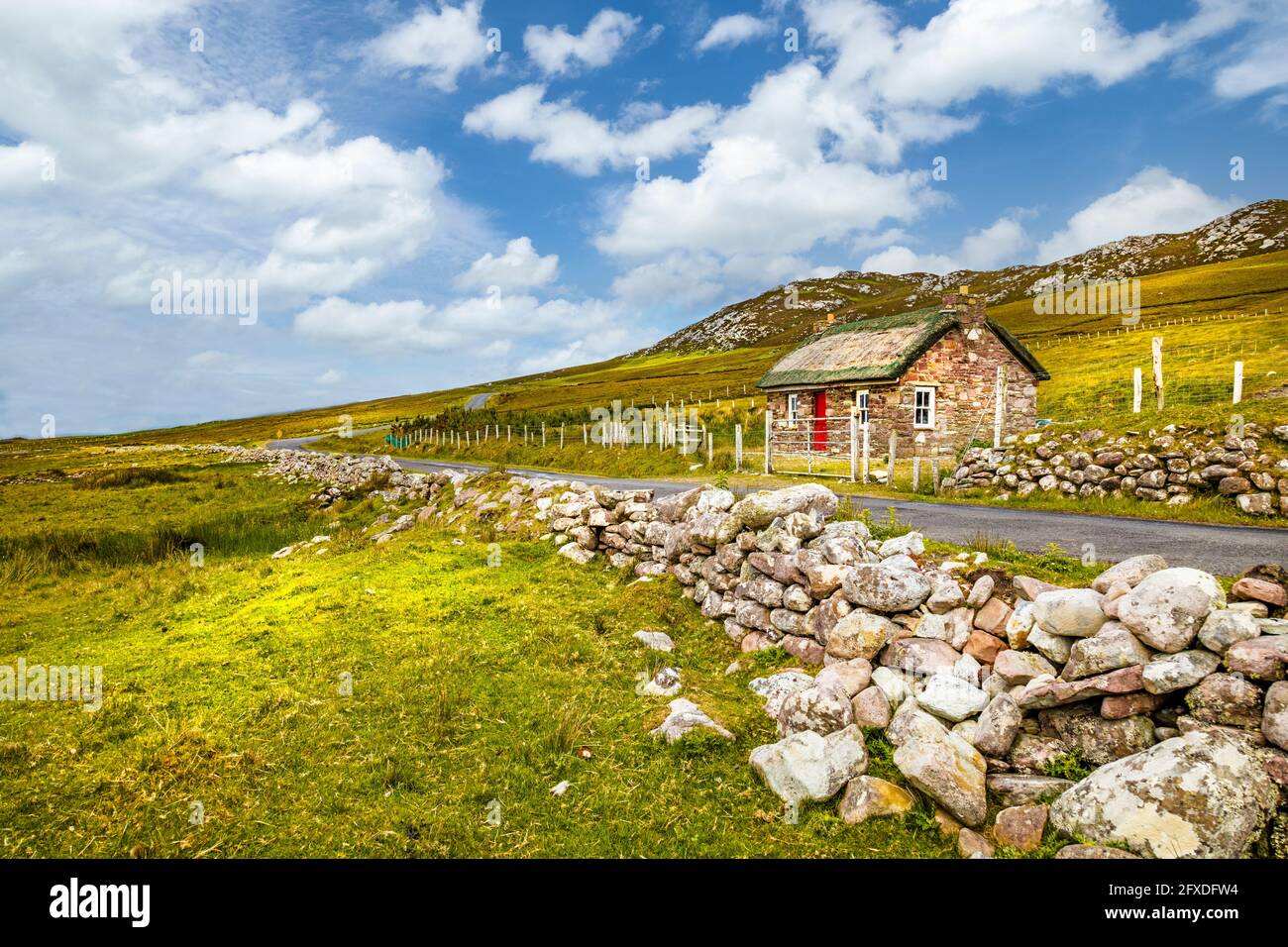 Irish thatched cottage hi-res stock photography and images - Alamy