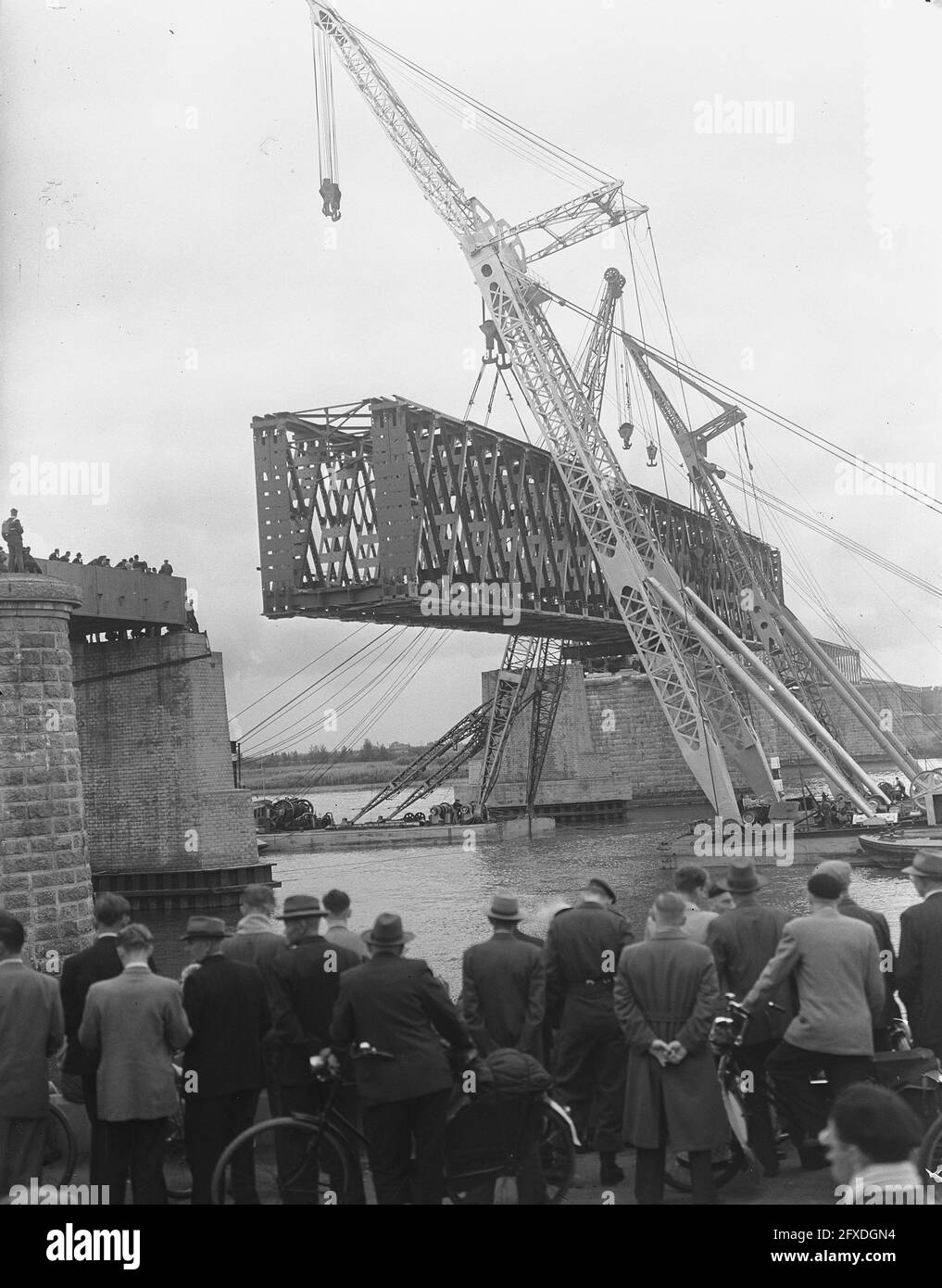 Railway Dordrecht/Nijmegen, railroad bridge Baanhoek, renewed bridge ...