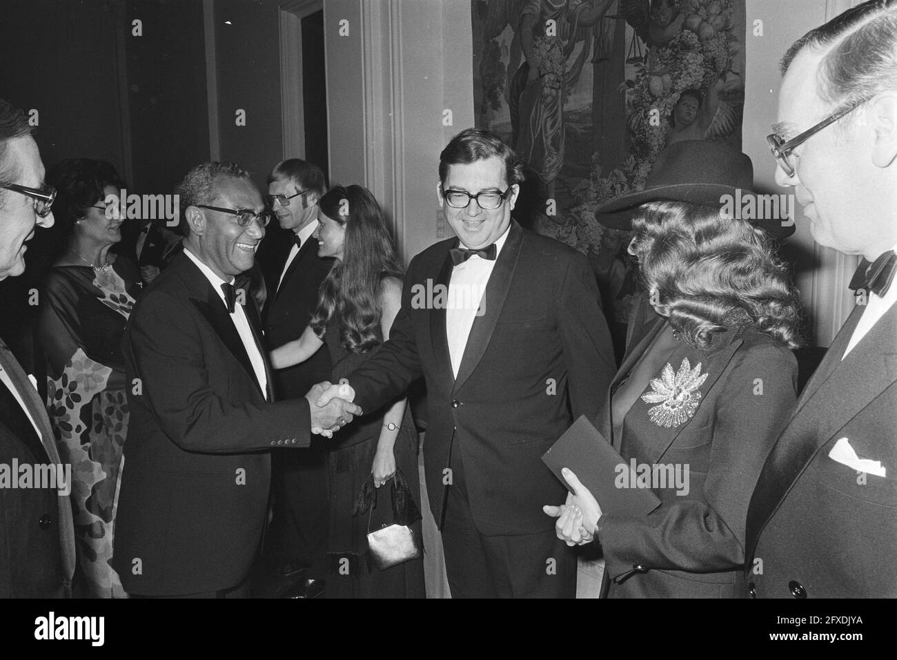 Rijksmuseum ferrier shakes hands hi-res stock photography and images ...