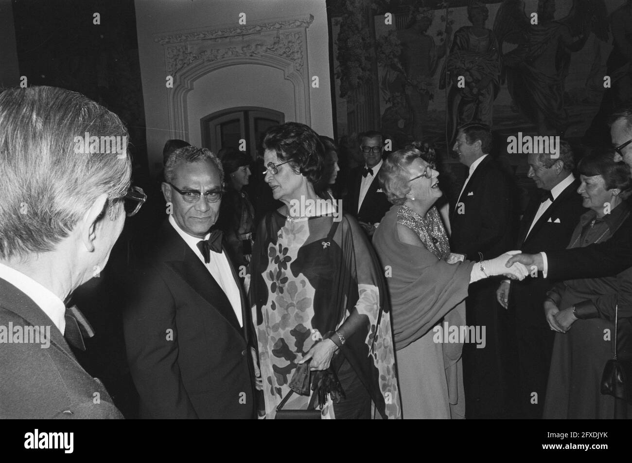 Rijksmuseum ferrier shakes hands hi-res stock photography and images ...