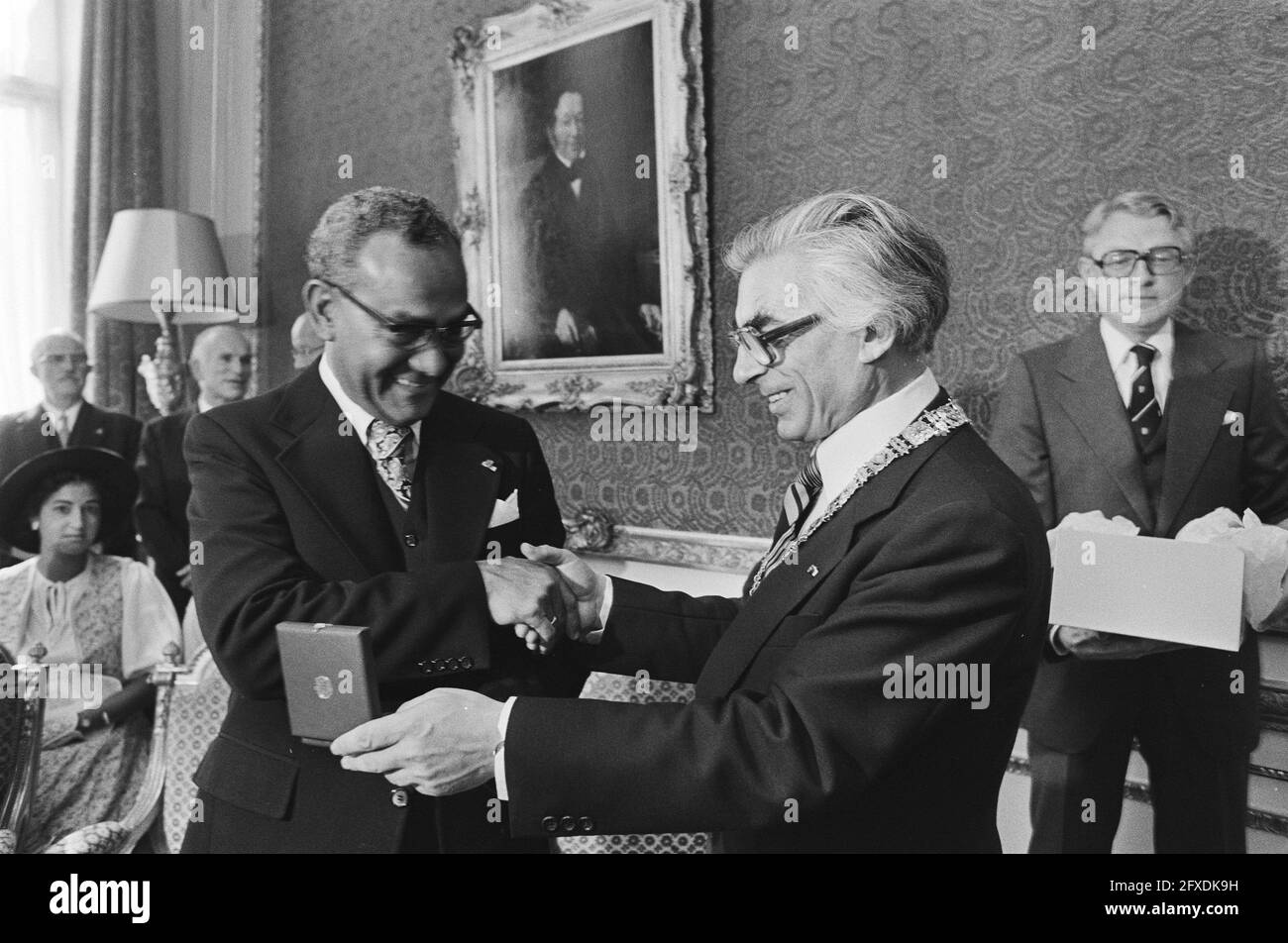 Mayor polak presents medal hi-res stock photography and images - Alamy