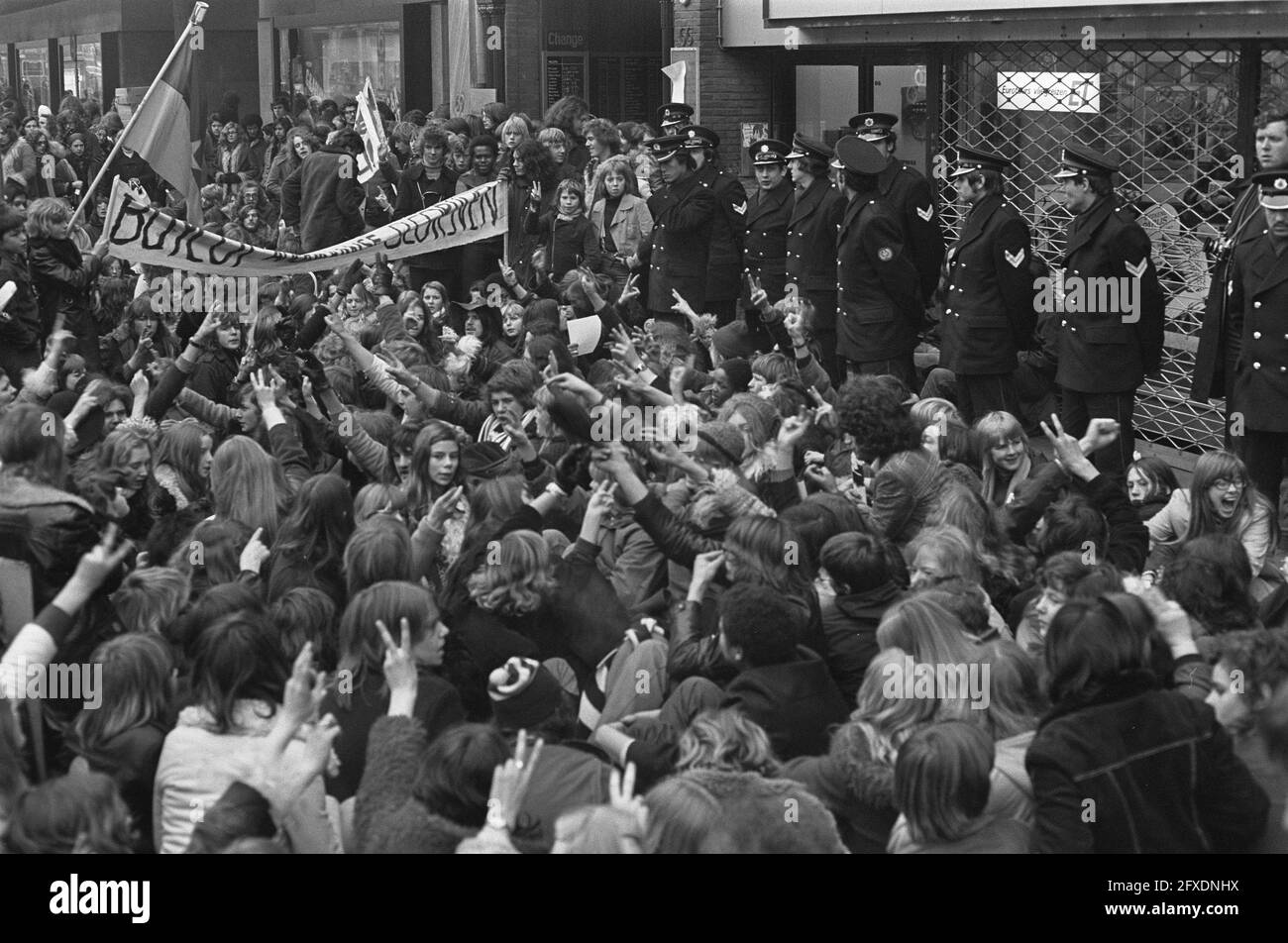 Striking schoolchildren hold sit-down action in protest against war in ...