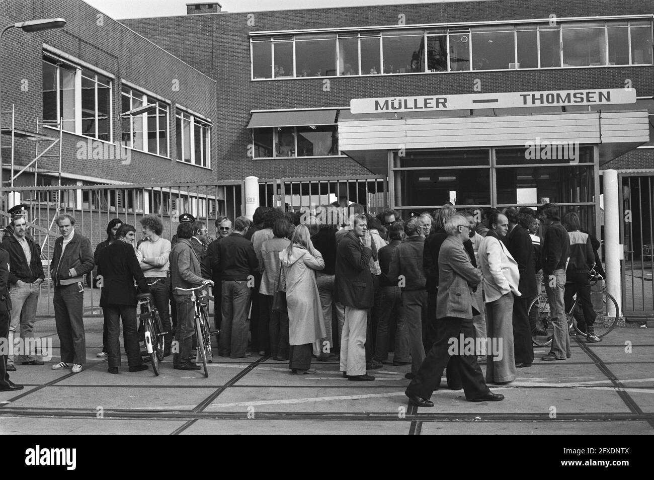 Strikers look at workaholics, police oversee, September 21, 1979 ...