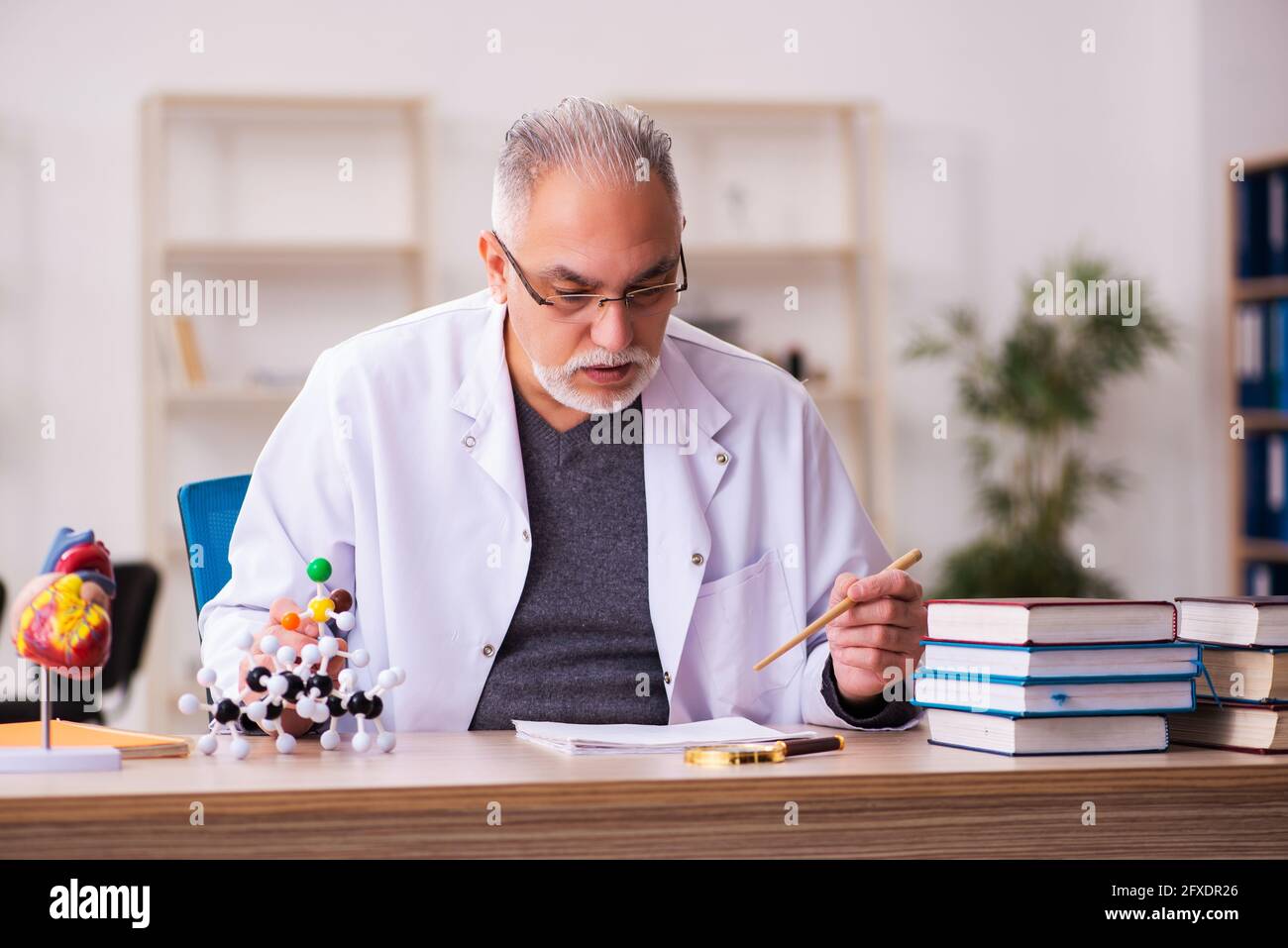 Doctor showing cardiogram old hi-res stock photography and images - Alamy