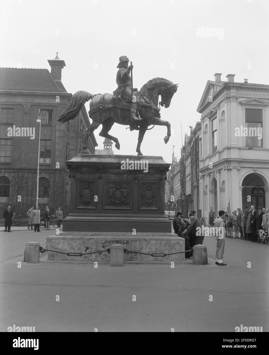 Statue of Prince William of Orange at the Noordeinde in The Hague ...