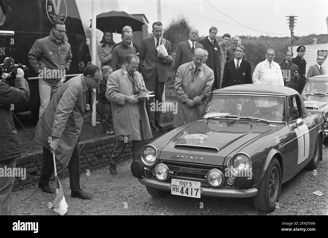 Start Tulip Rallye in Noordwijk. Mayor mr. Bonnike started the cars ...
