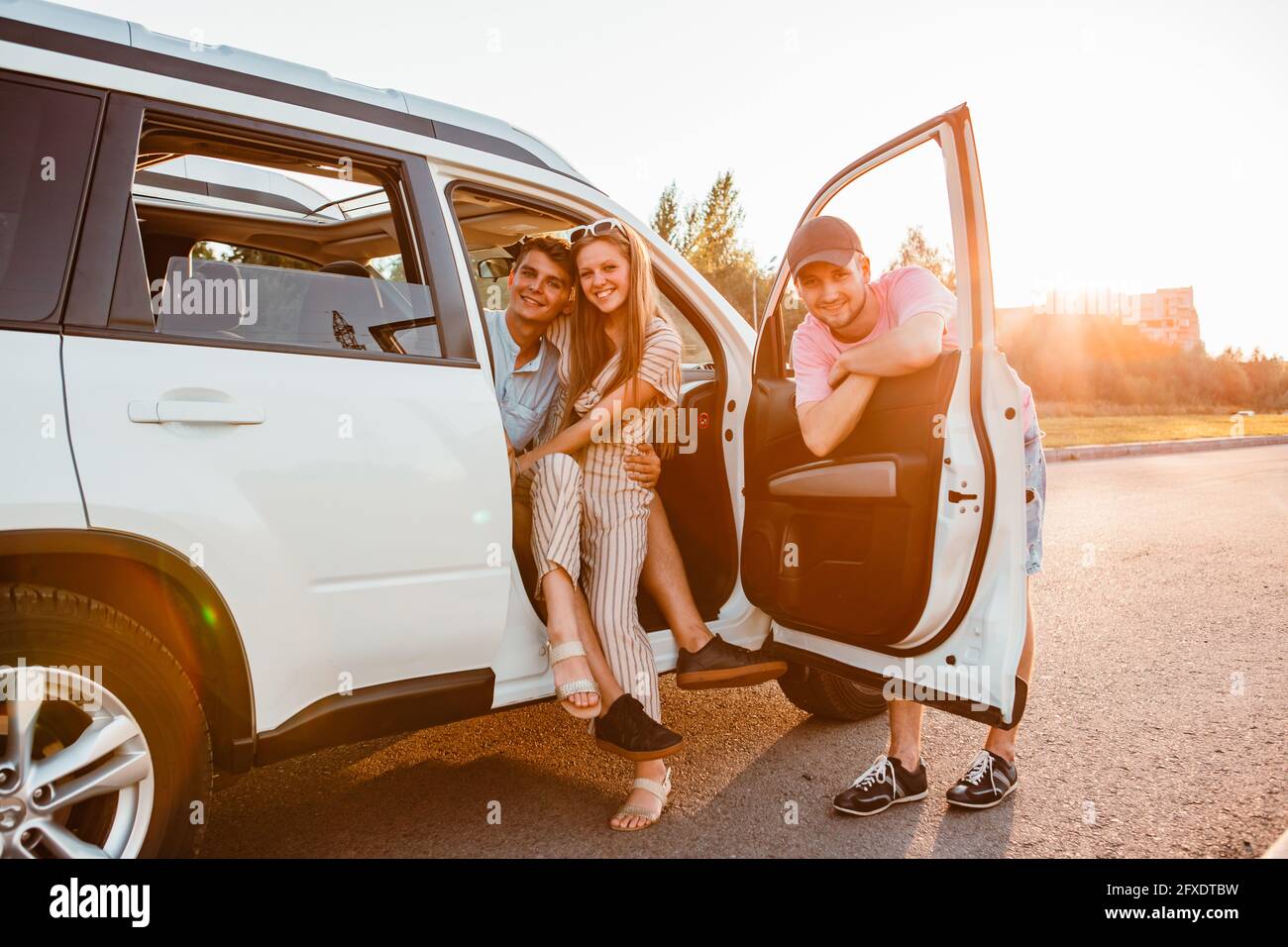 Group friends near car hi-res stock photography and images - Alamy