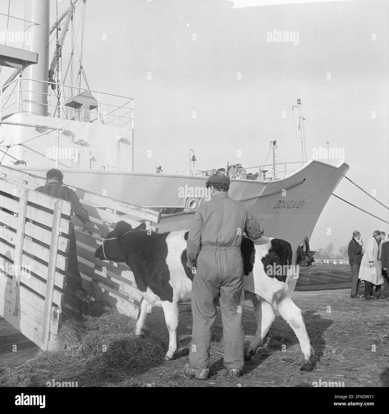Unloading ships Black and White Stock Photos & Images - Alamy