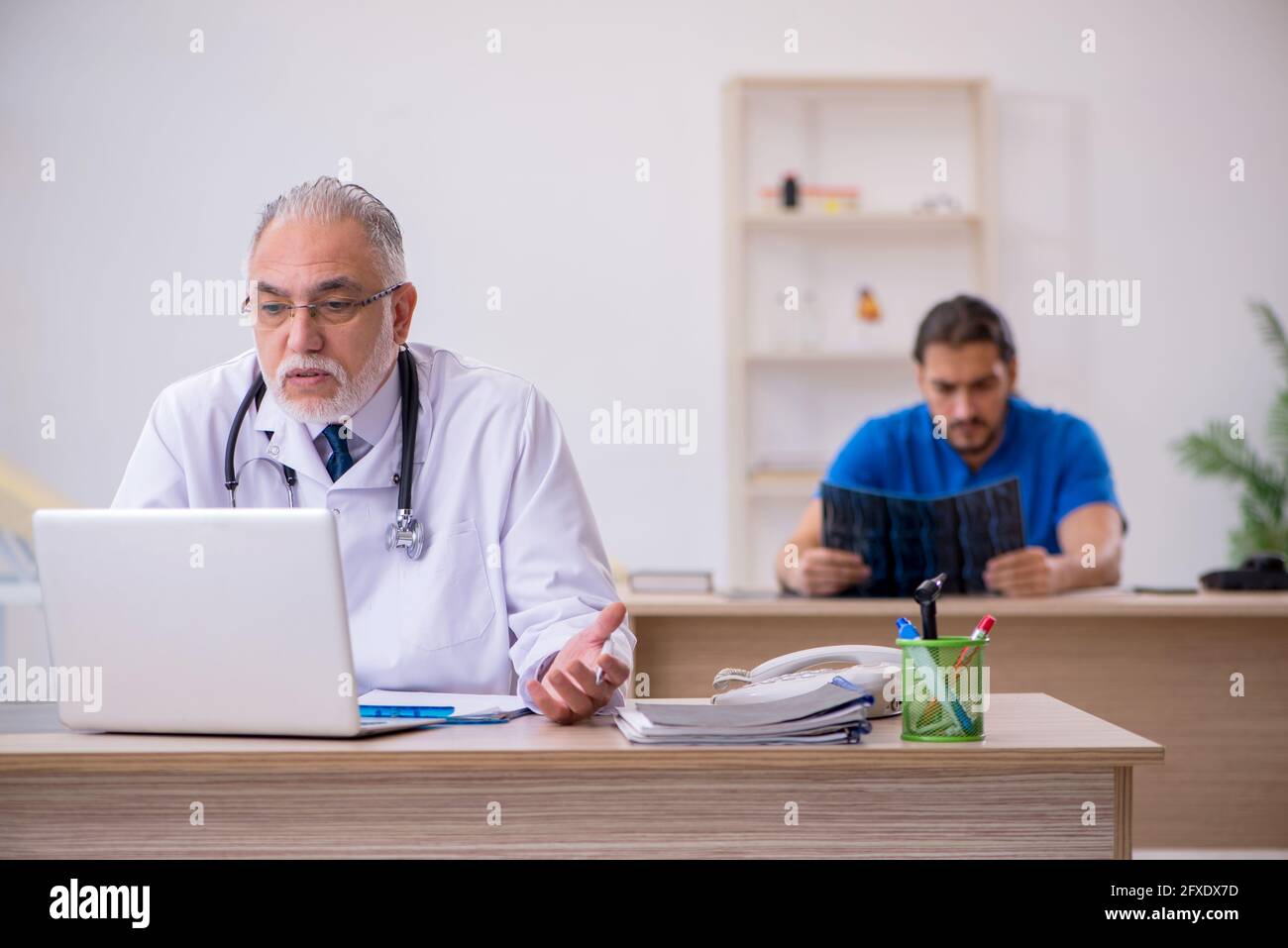 Two doctors telehealth hi-res stock photography and images - Alamy