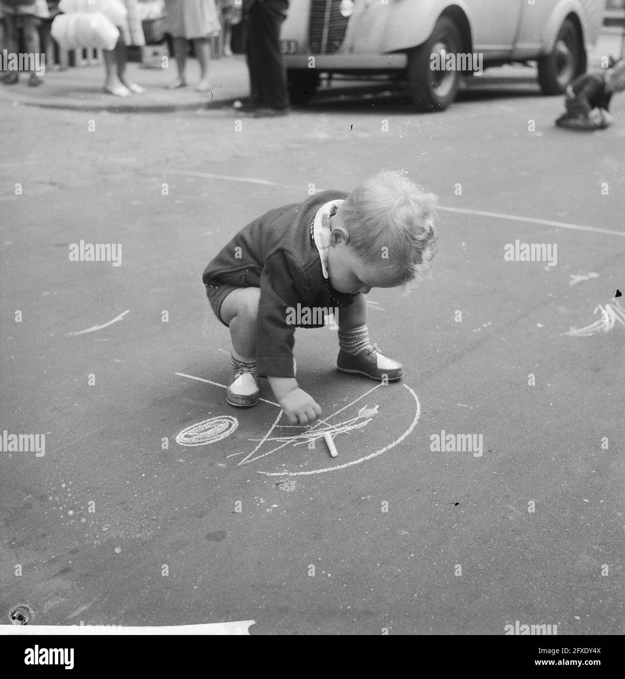 Street drawing contest in Houtrijkstraat, 3-year old Martin Keune at ...