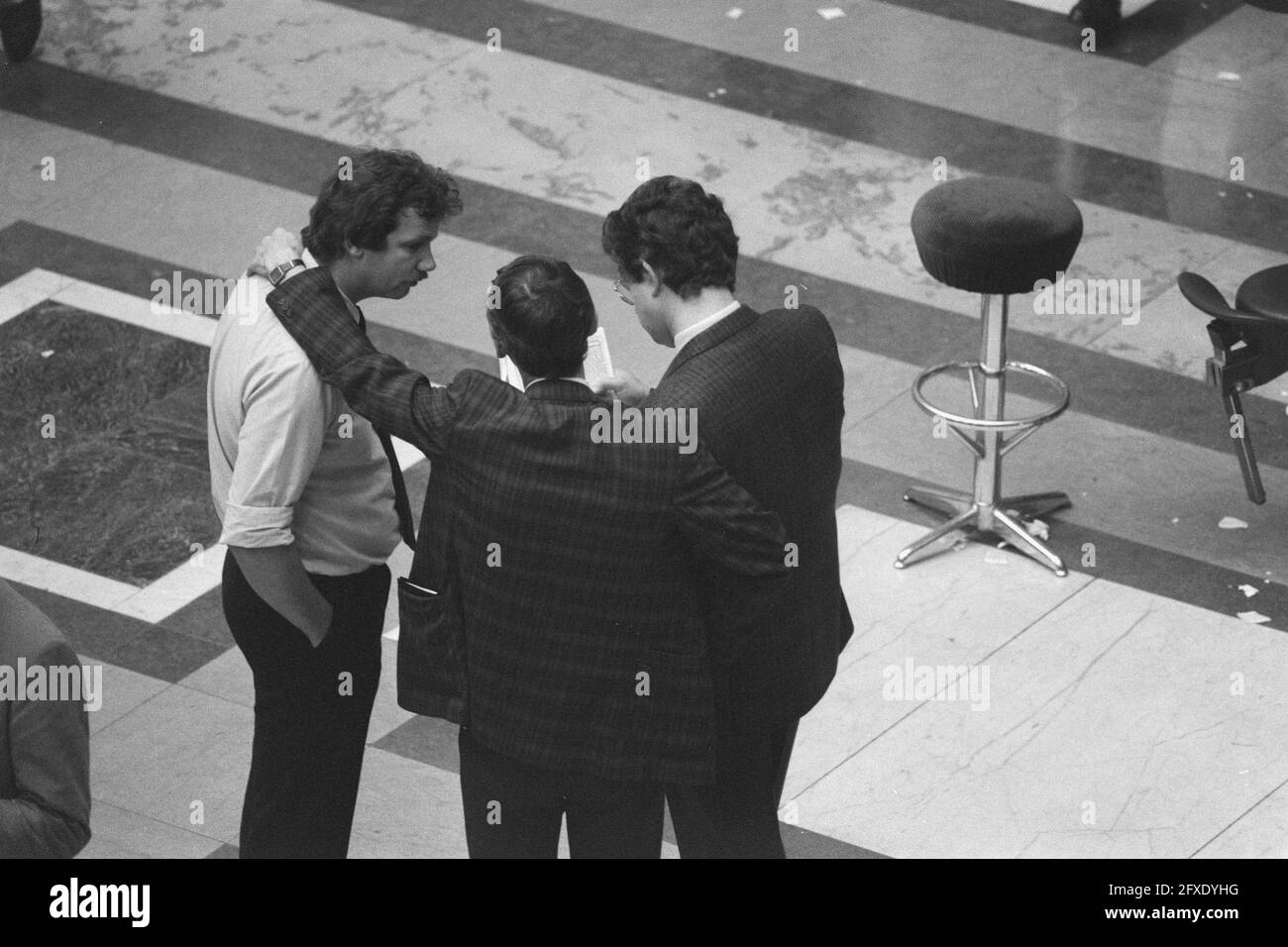 Traders on trading floor Black and White Stock Photos & Images - Alamy