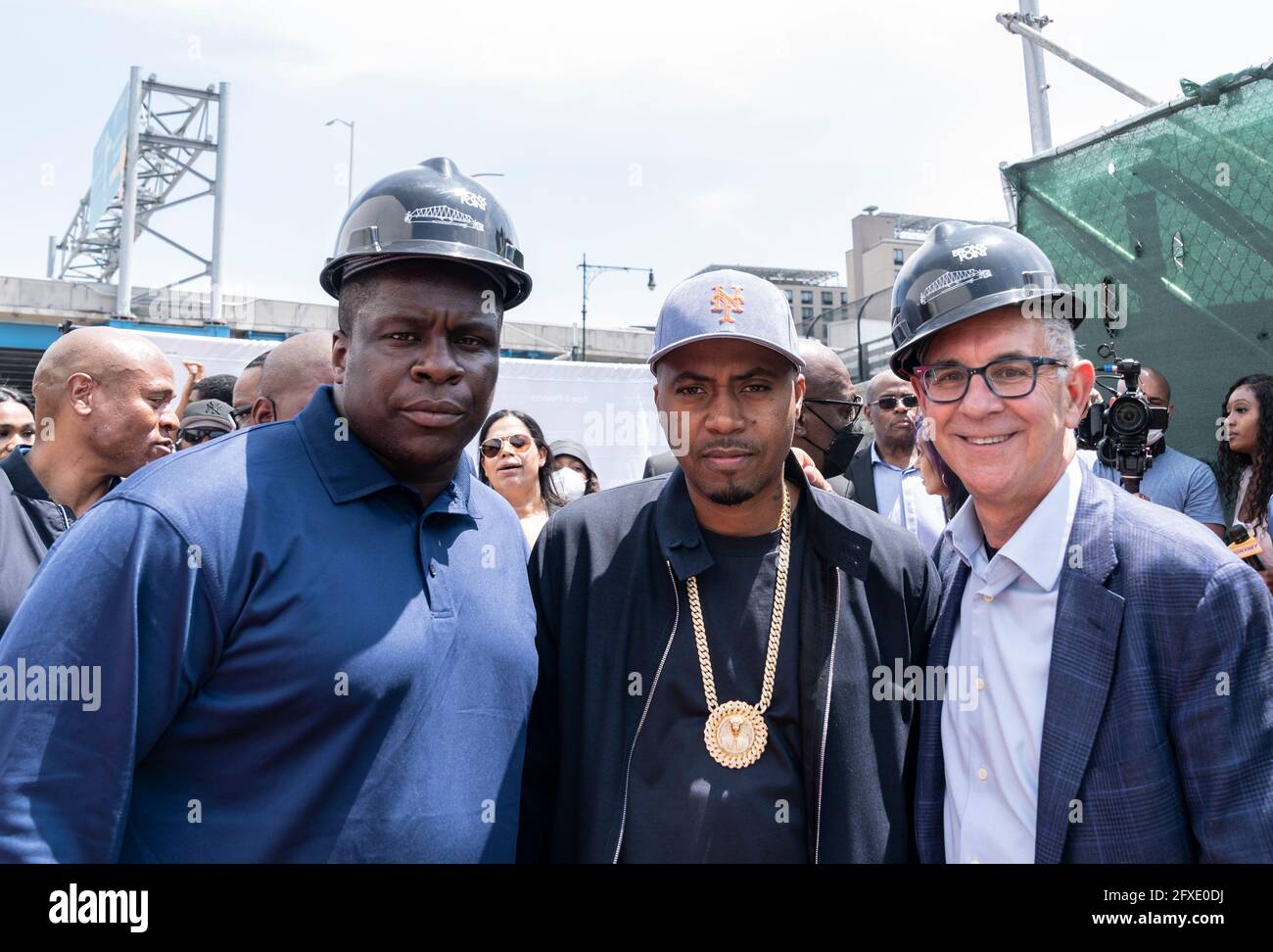 New York, NY - May 20, 2021: Rapper NAS (C) and CEO Ron Moelis (R ...