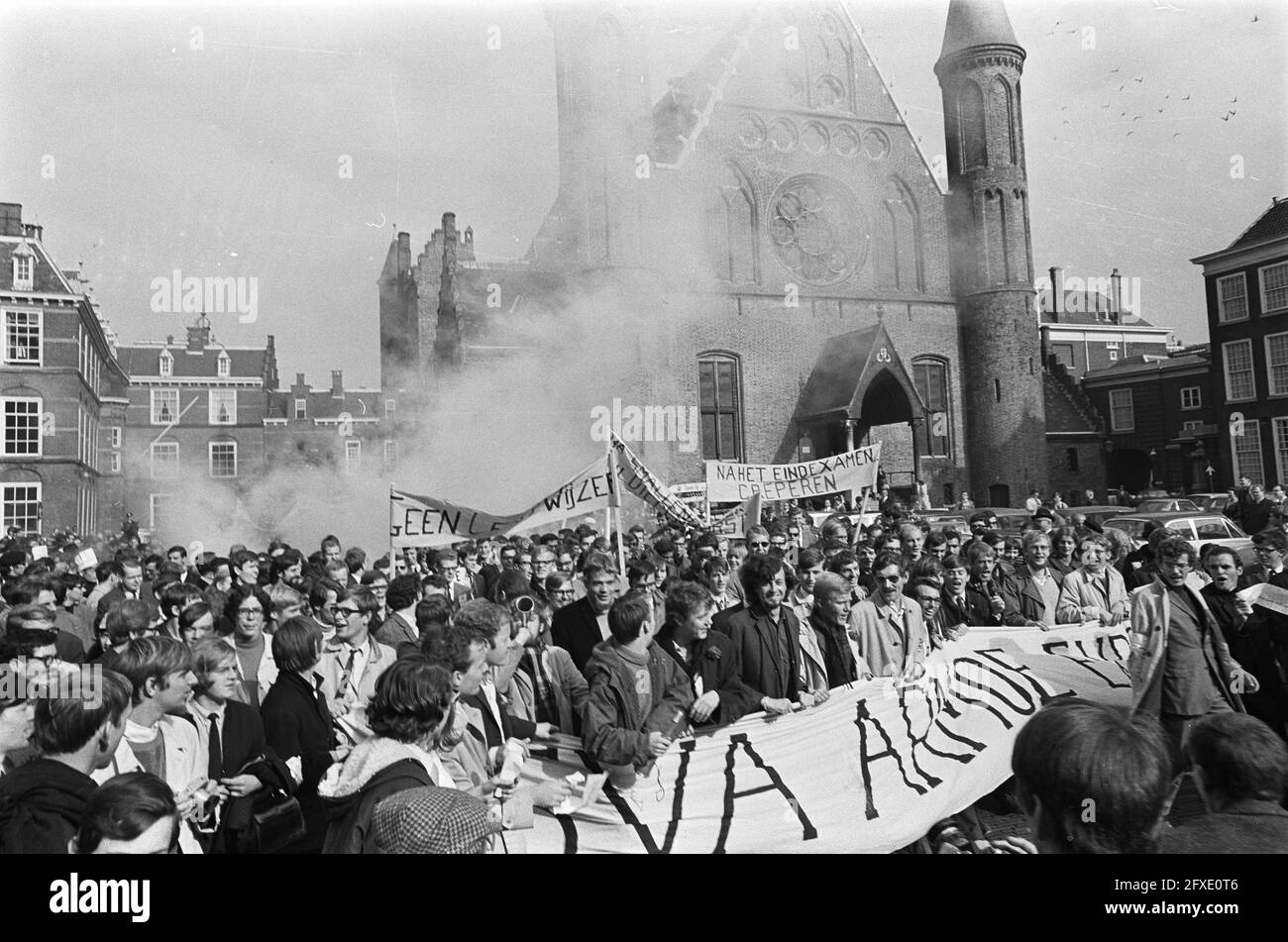 Students arrive with banners and smoke bombs at the Hague Binnenhof ...