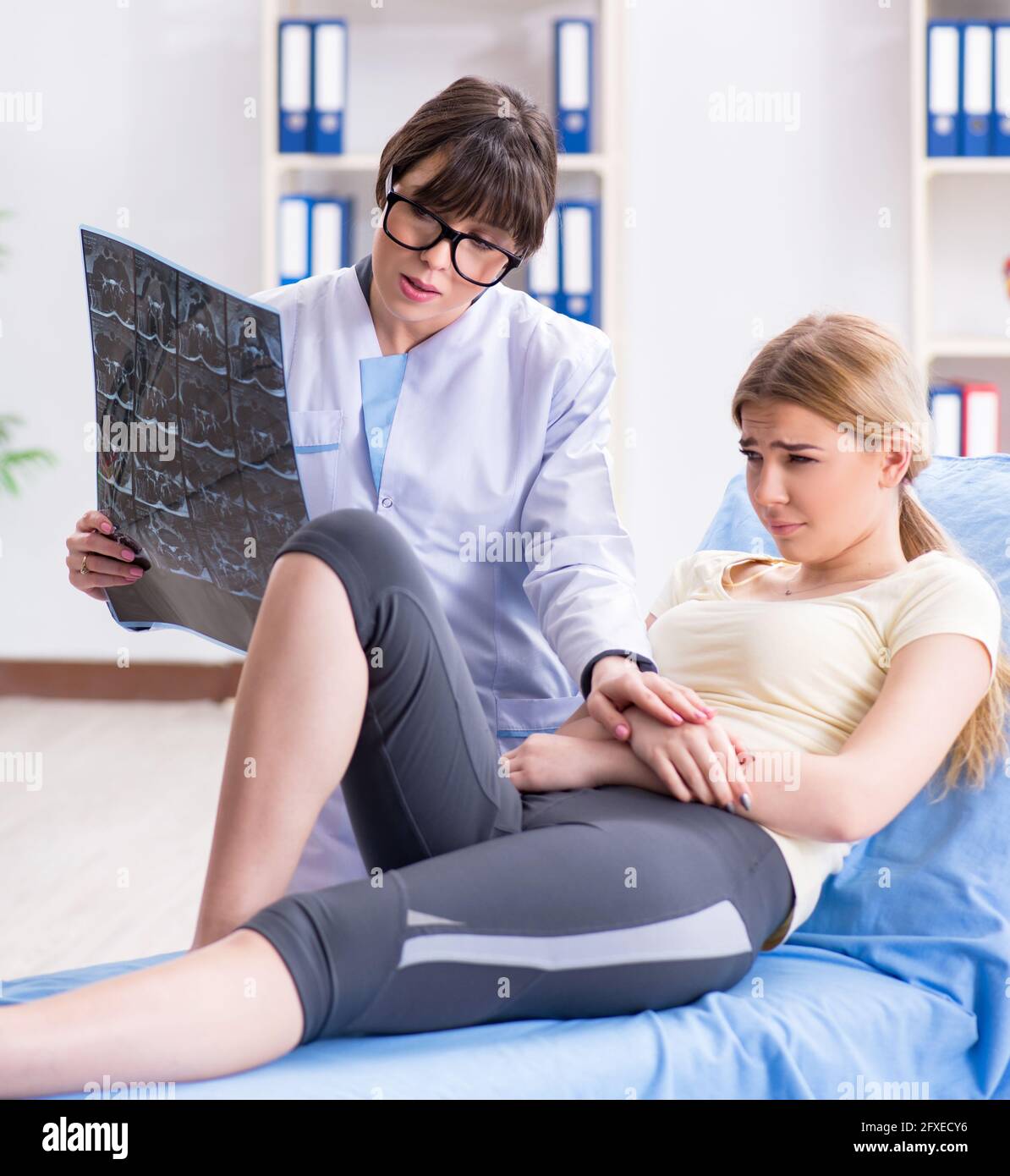 The doctor explaining x-ray scan during consultation Stock Photo - Alamy