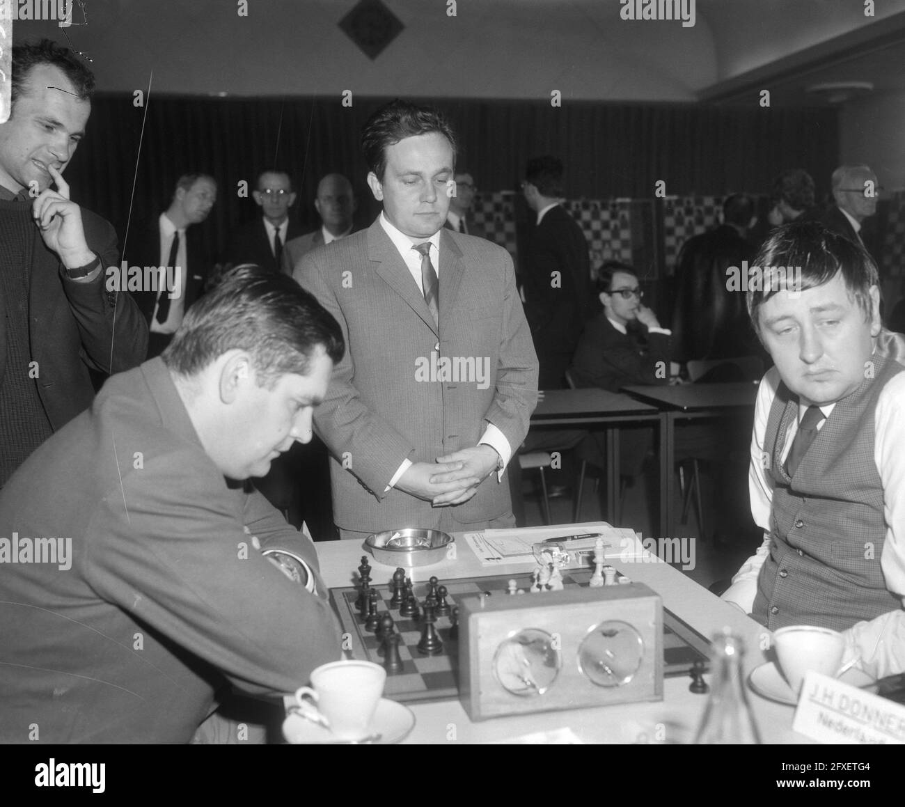 During the game between Jan Hein Donner (r) and the Belgian Josef Boey ...