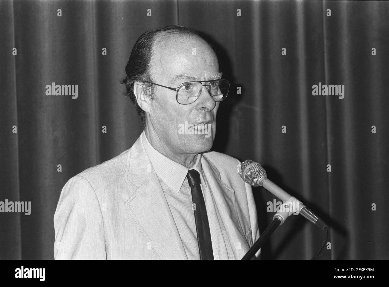Ton lutz speaking hi-res stock photography and images - Alamy
