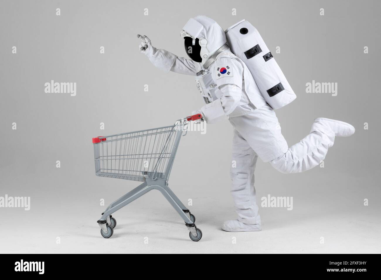 astronaut with shopping cart Stock Photo - Alamy