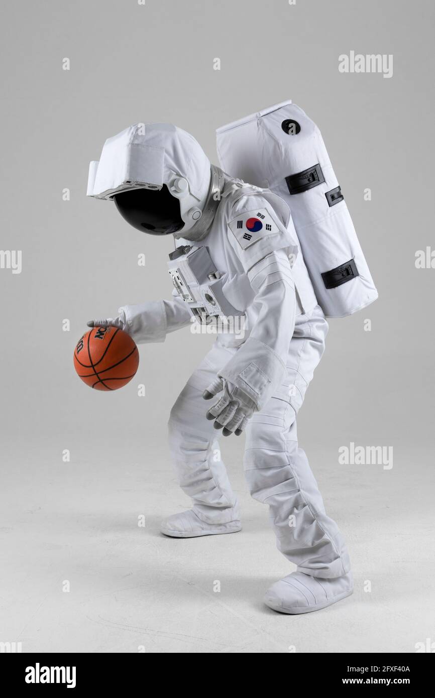astronaut playing basketball, white background Stock Photo - Alamy