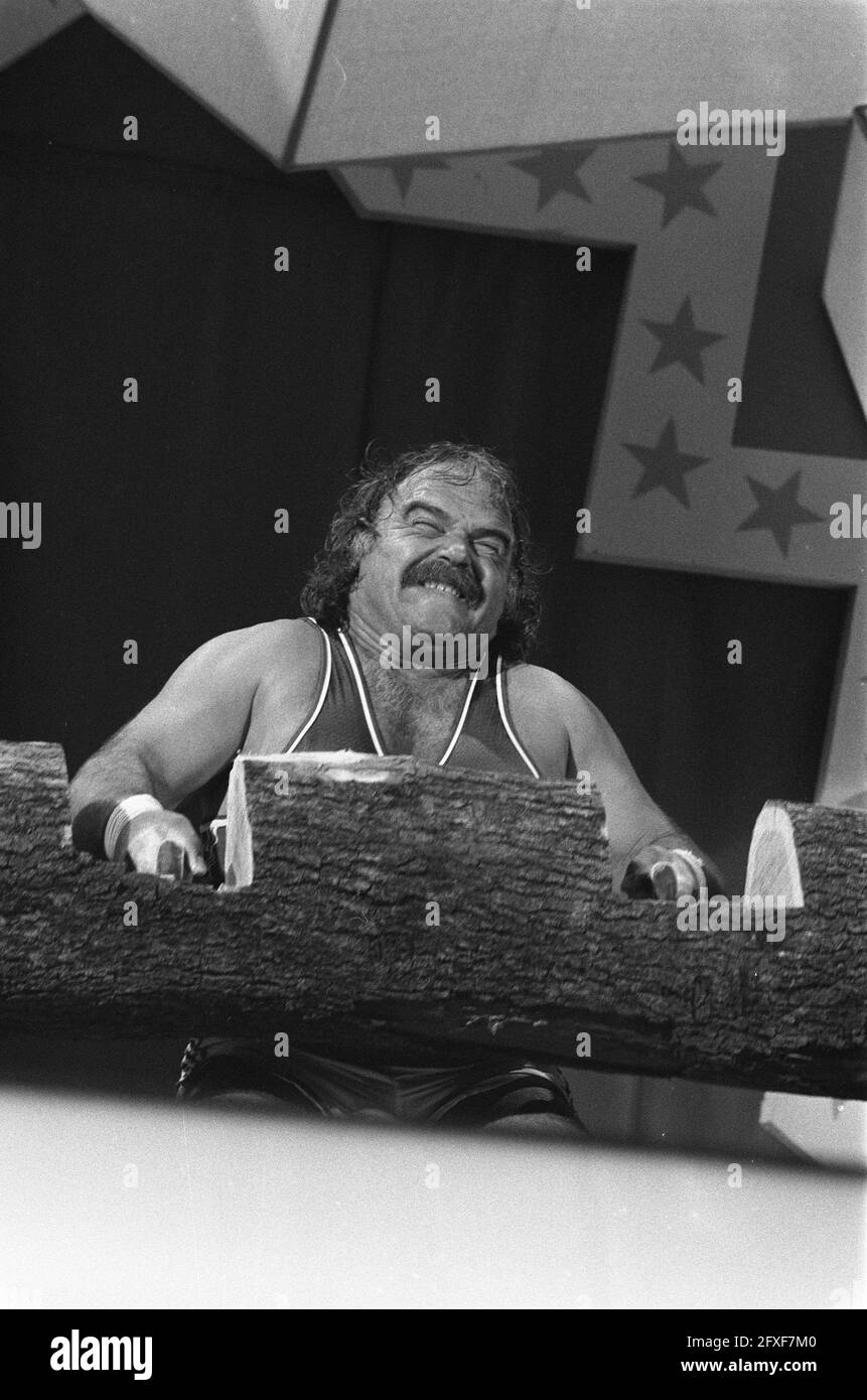 Strongest man lifting hi-res stock photography and images - Alamy