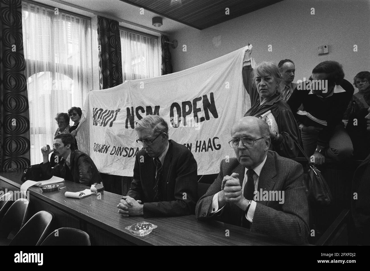 House of Representatives, banner Keeps NSM open on public gallery with Autumn (l) and Bosman ...